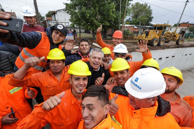 Alberto Fernández Recorrió Una Obra De Saneamiento En Moreno Que
