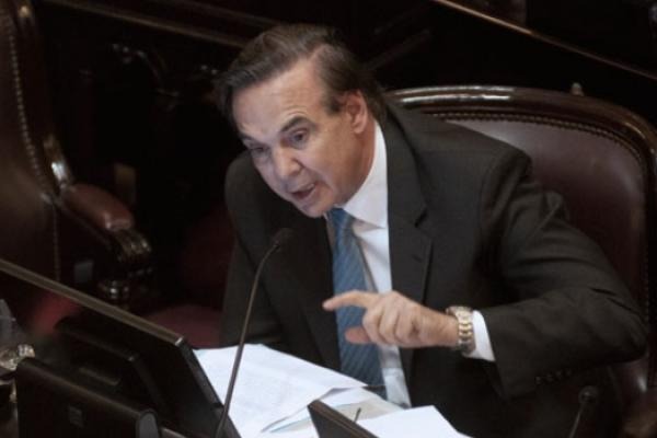 Pichetto: "La consigna 'patria o buitres' la identifico con Galtieri y ...