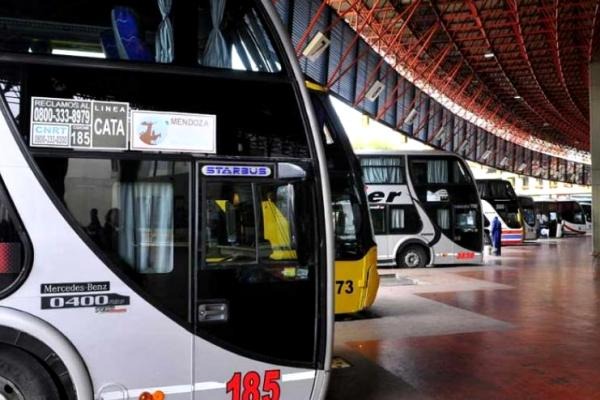 El Gobierno autorizó un aumento del 30 por ciento en los pasajes de micro de larga distancia ...